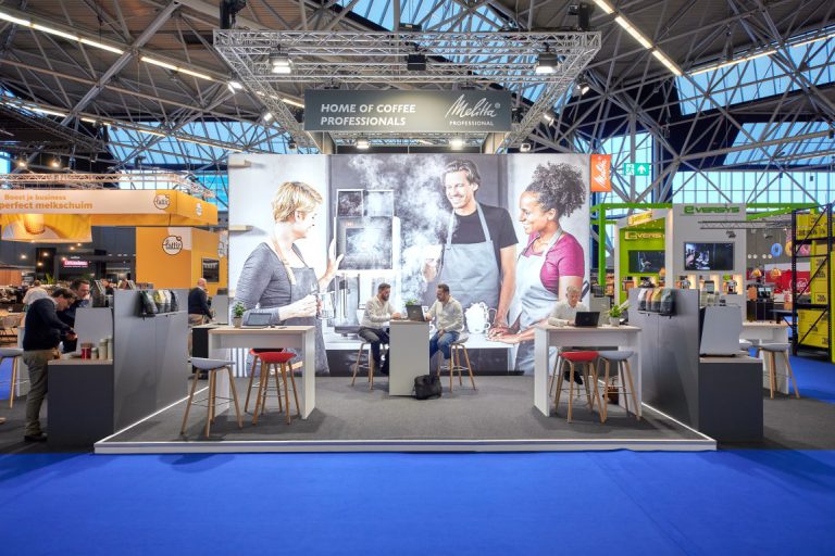 Koffiemachines op beursstands tijdens De Horecava 2023